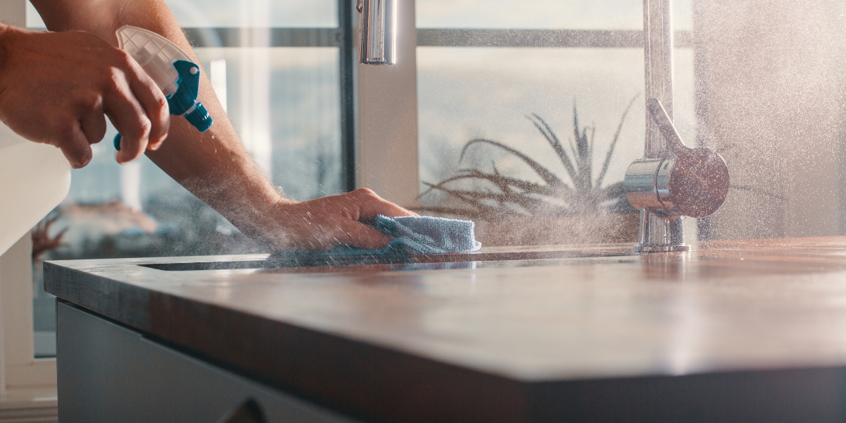 Nettoyer un plan de travail en inox est plus facile que vous ne le pensez ! Découvrez nos astuces